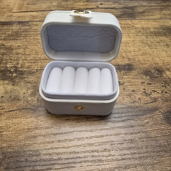 Accessories | New Travel Sized Elegant Cream Colored Jewelry Box With ...